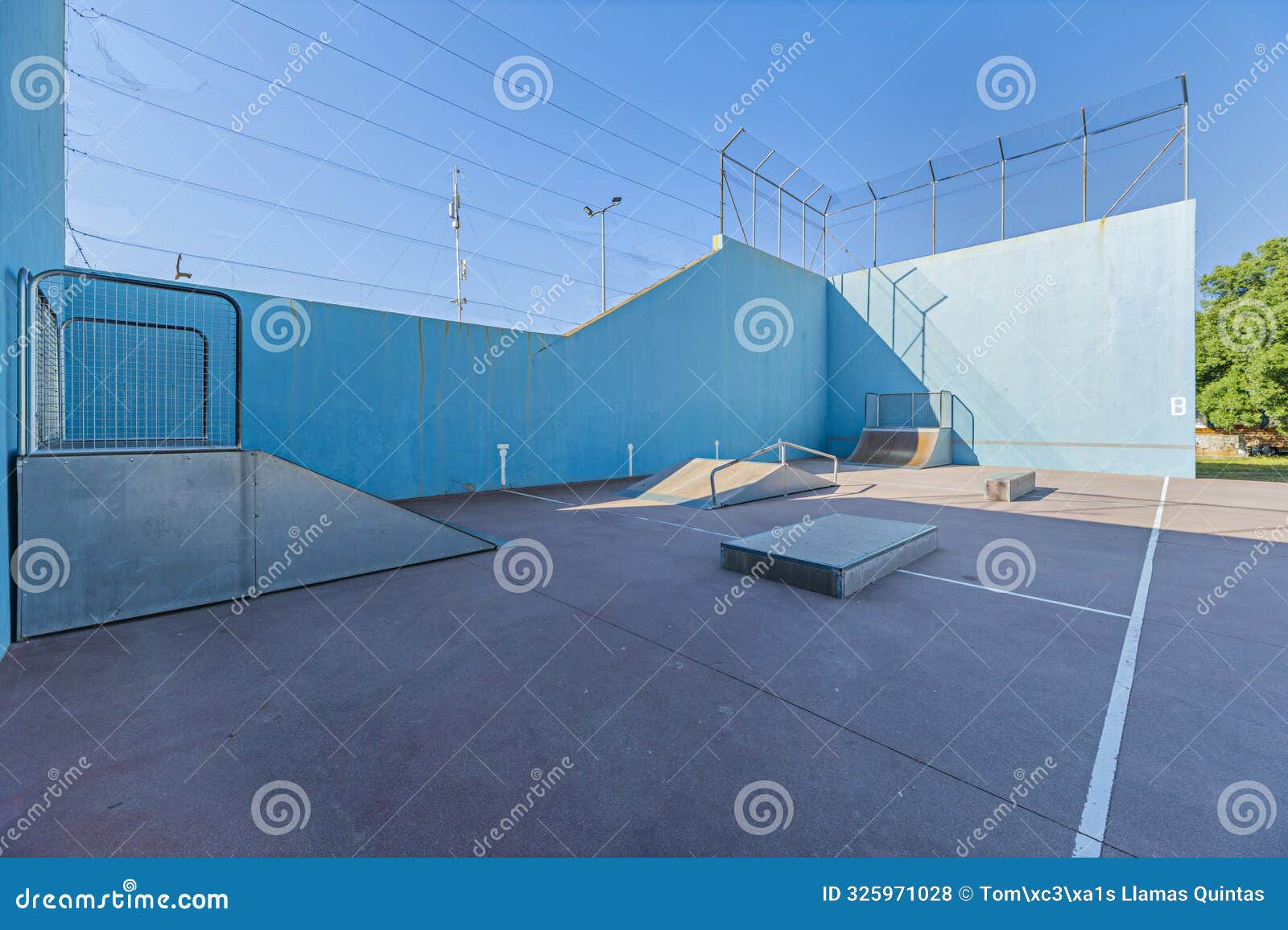 Solid Walls Reflect the Sunlight, Creating a Warm and Welcoming ...