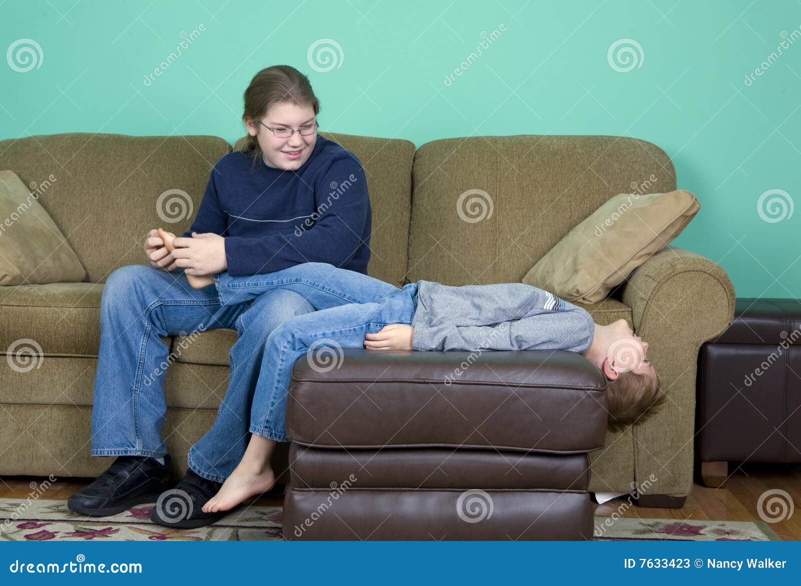 Solleticare i piedi immagine stock. Immagine di felice - 7633423