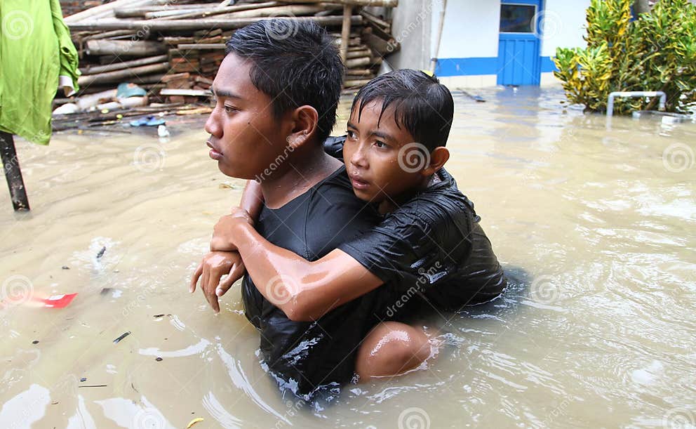 Solo flood editorial photo. Image of java, flood, environment - 32401641