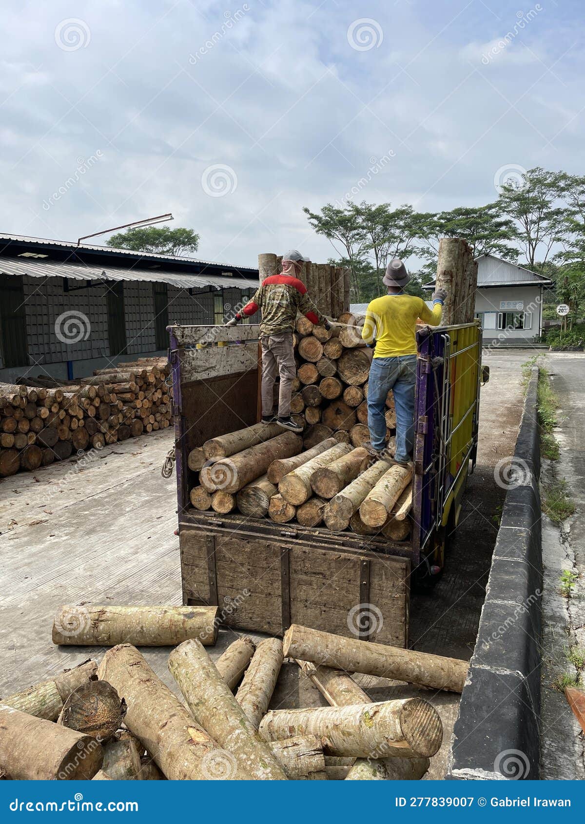 The Process of Unloading Round Logs from Trucks. Editorial Photography ...