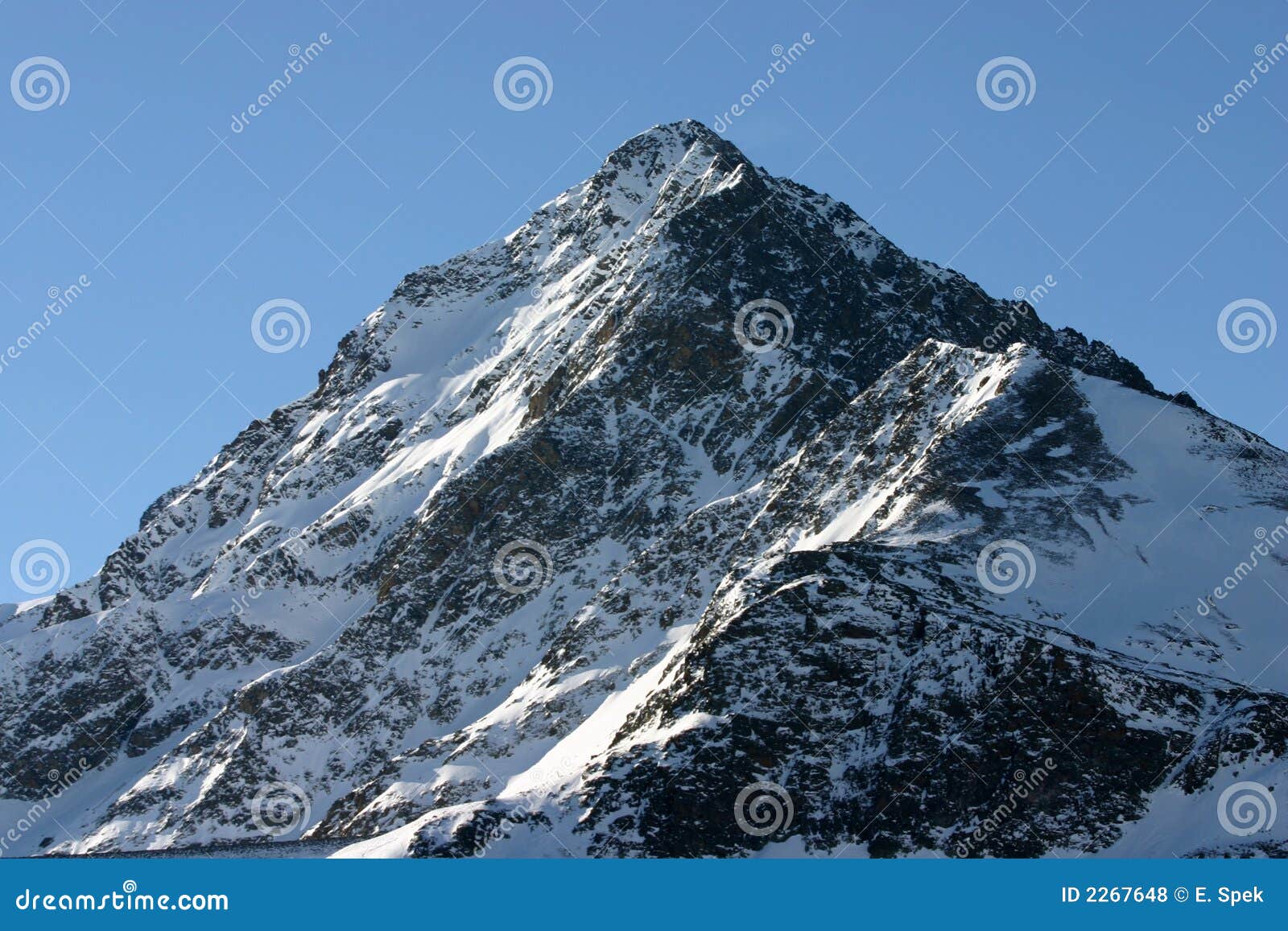 Solo pico nevoso foto de archivo. Imagen de brillante - 2267648