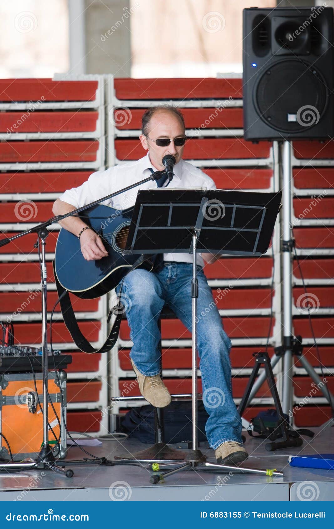Solo singer stock image. Image of solo, sing, musician - 6883155