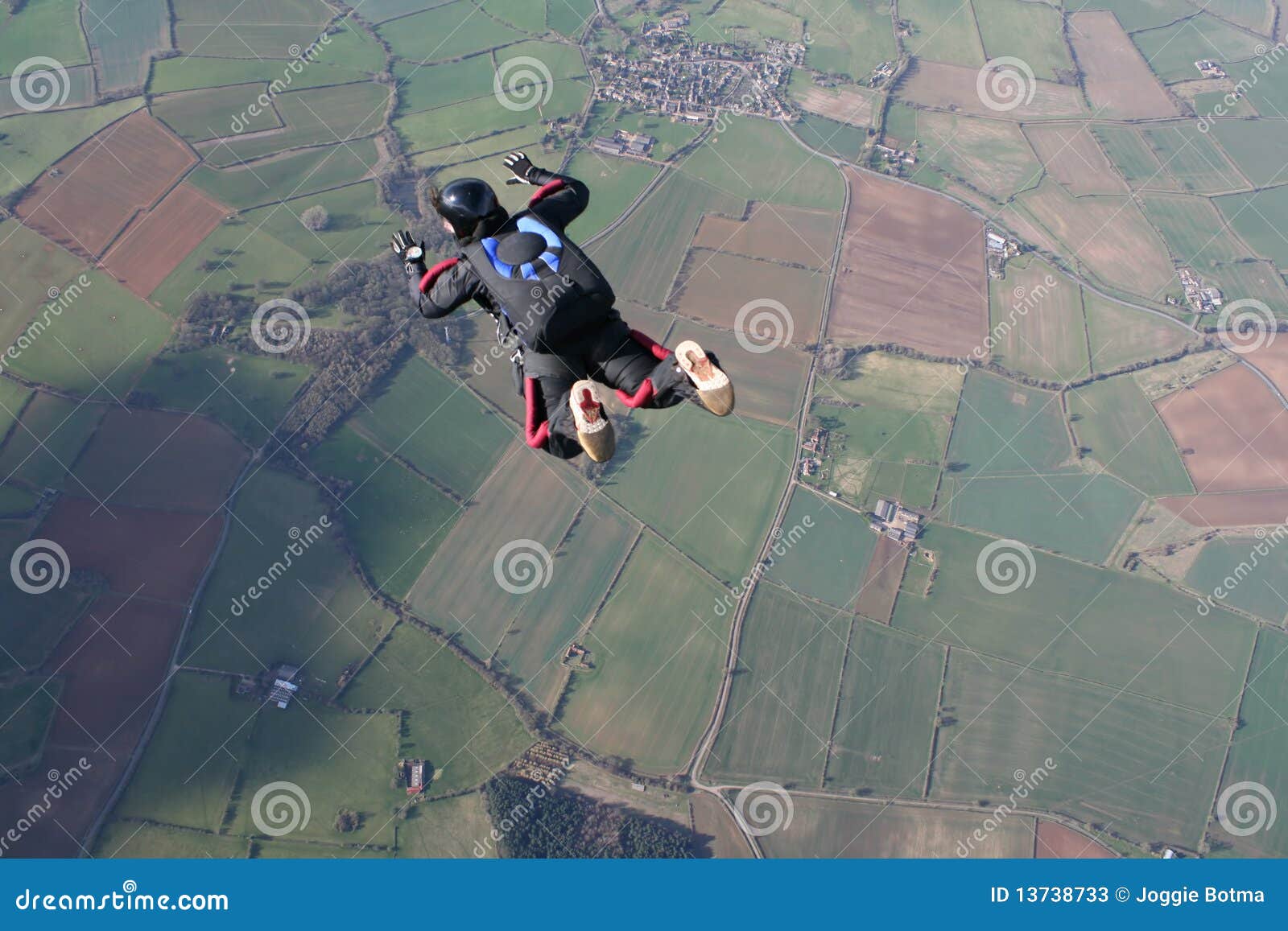 Solo skydiver in freefall stock image. Image of freefalling - 13738733