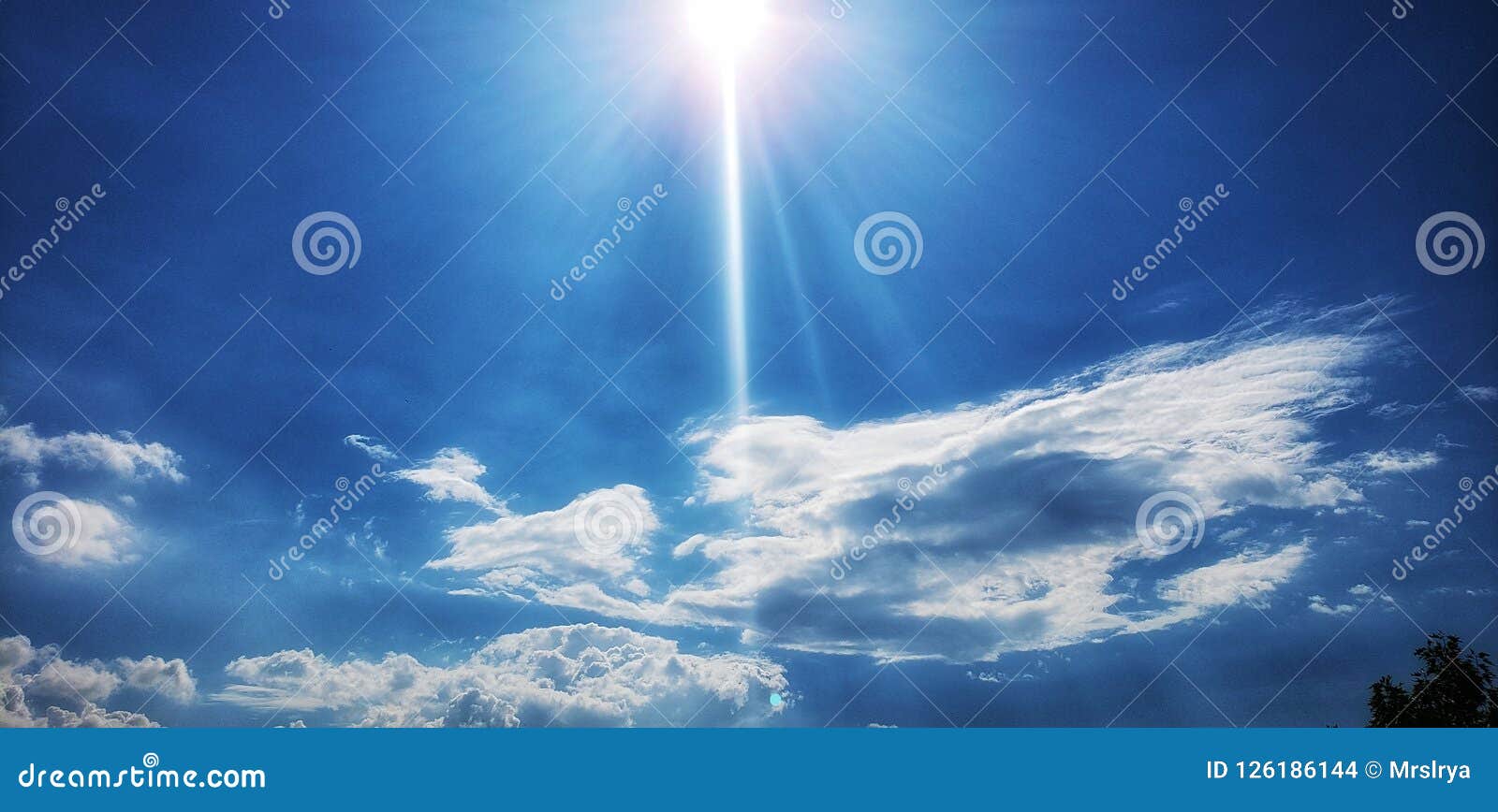 Solsken arkivfoto. Bild av solsken, solljus, himmel - 126186144