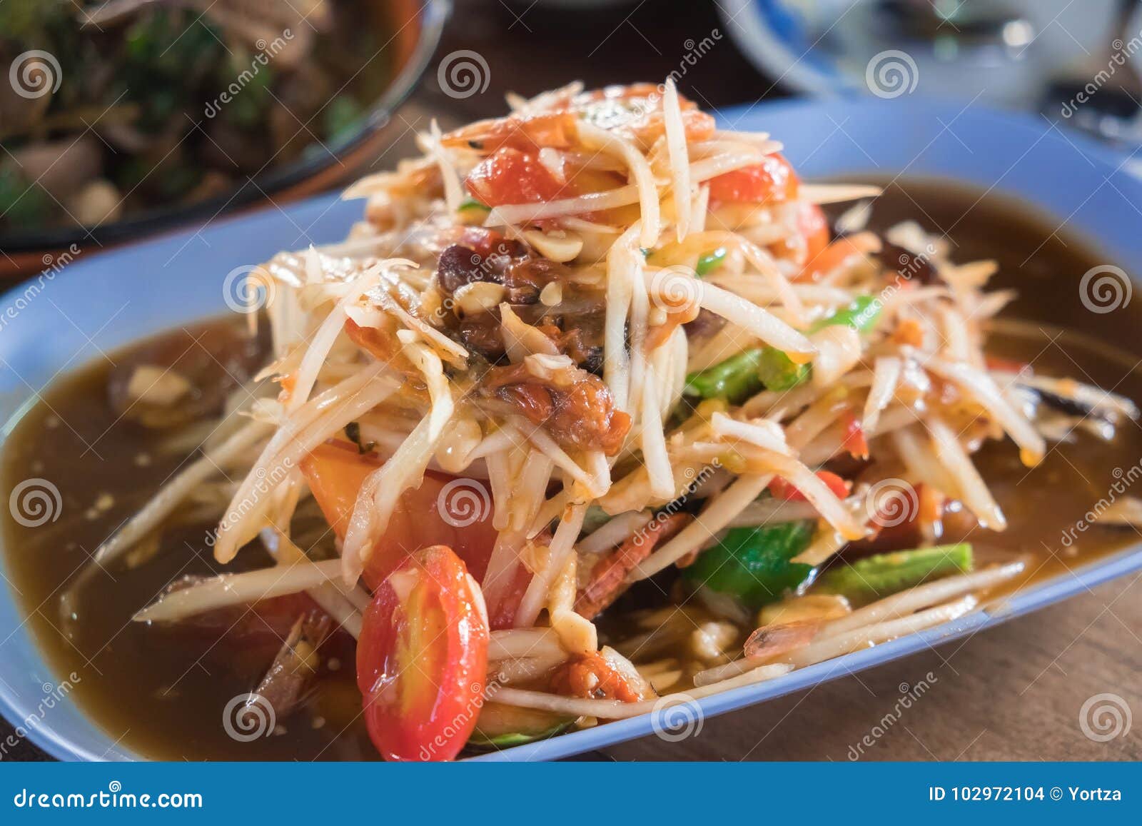 Som tum zdjęcie stock. Obraz złożonej z pomidor, drewniany - 102972104