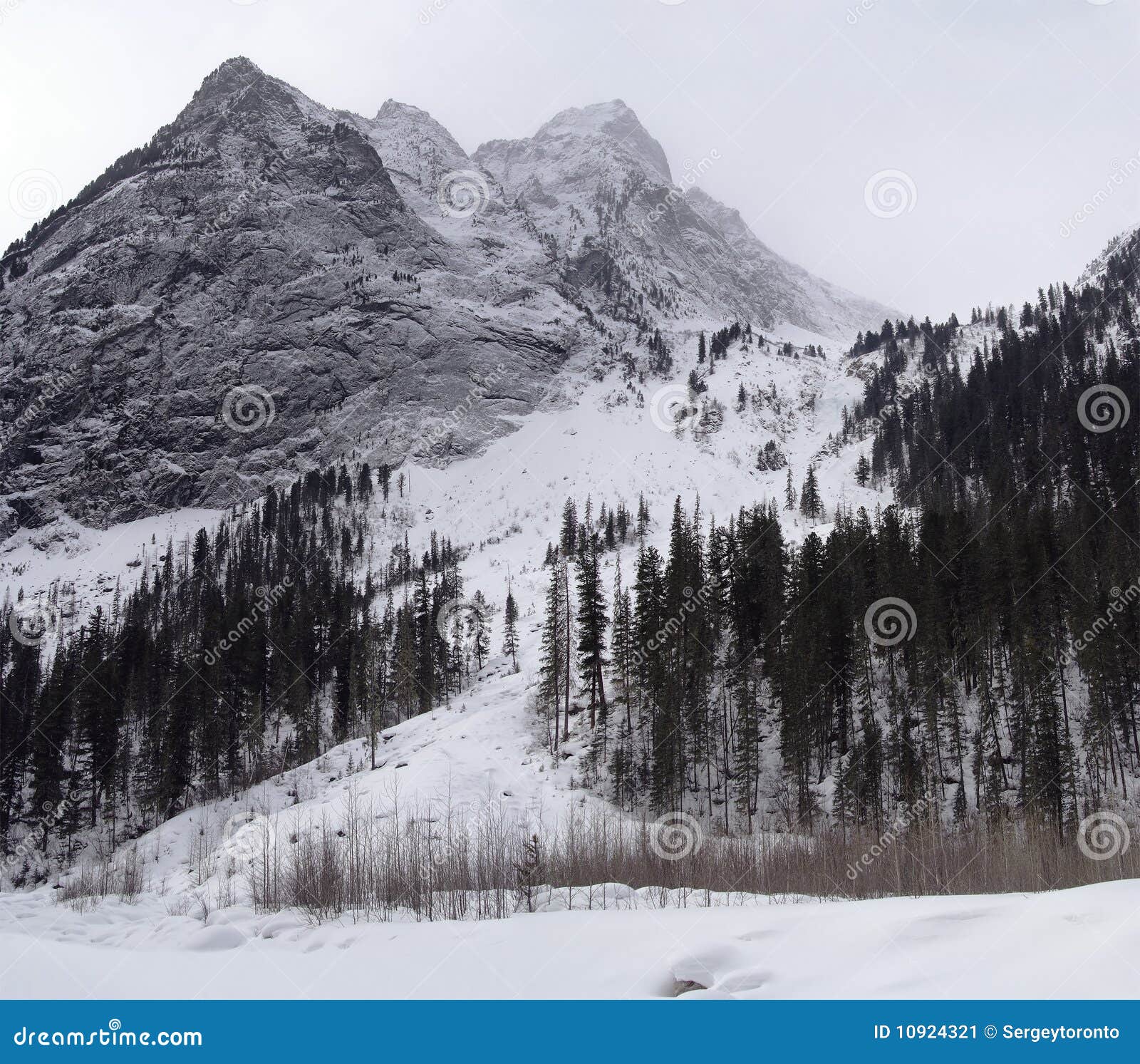 Somber Weer in De Winterbergen Stock Afbeelding - Image of achtergrond ...