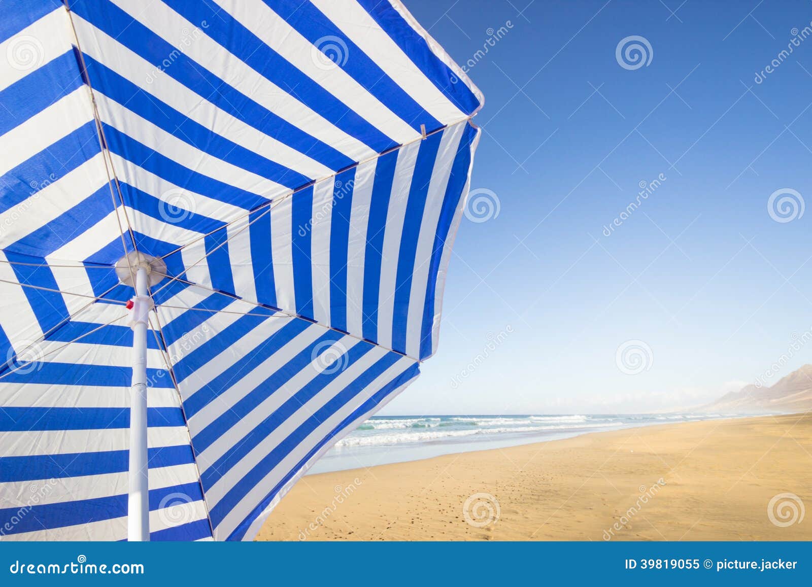 Sombrilla azul y blanca imagen de archivo. Imagen de isla - 39819055