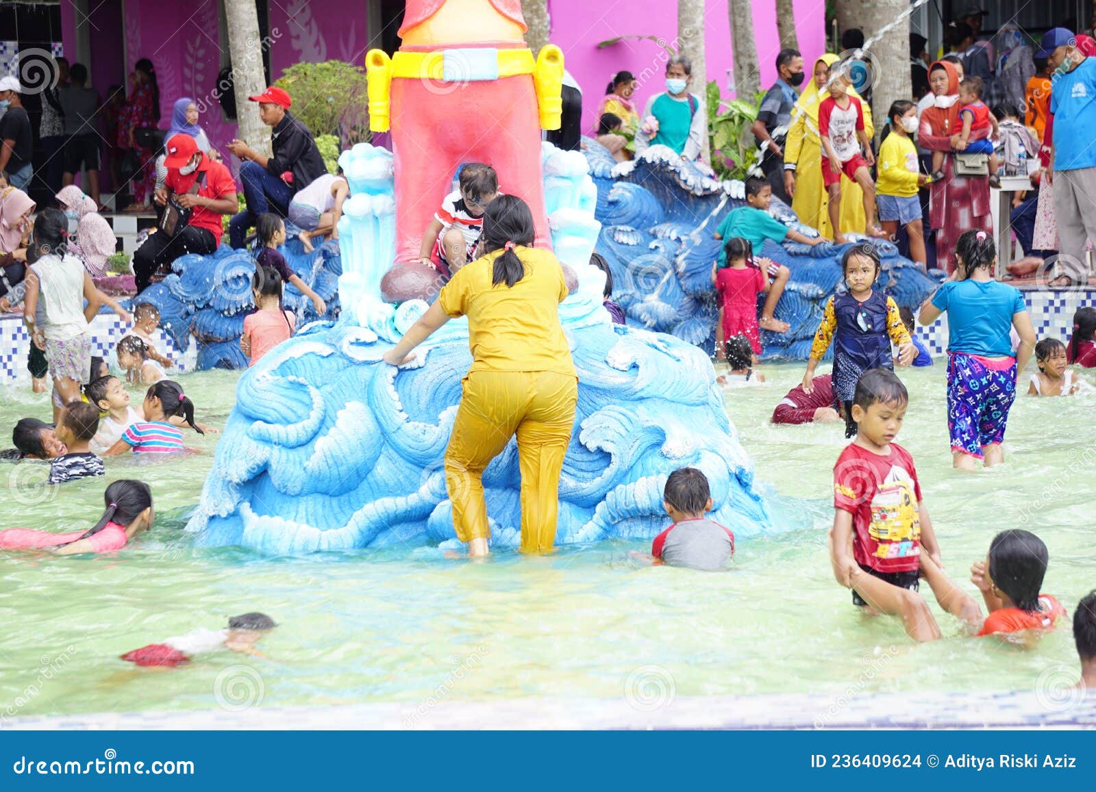 Some People Vacation on Dunia Candy Candy World in Wates, Kediri. Dunia ...