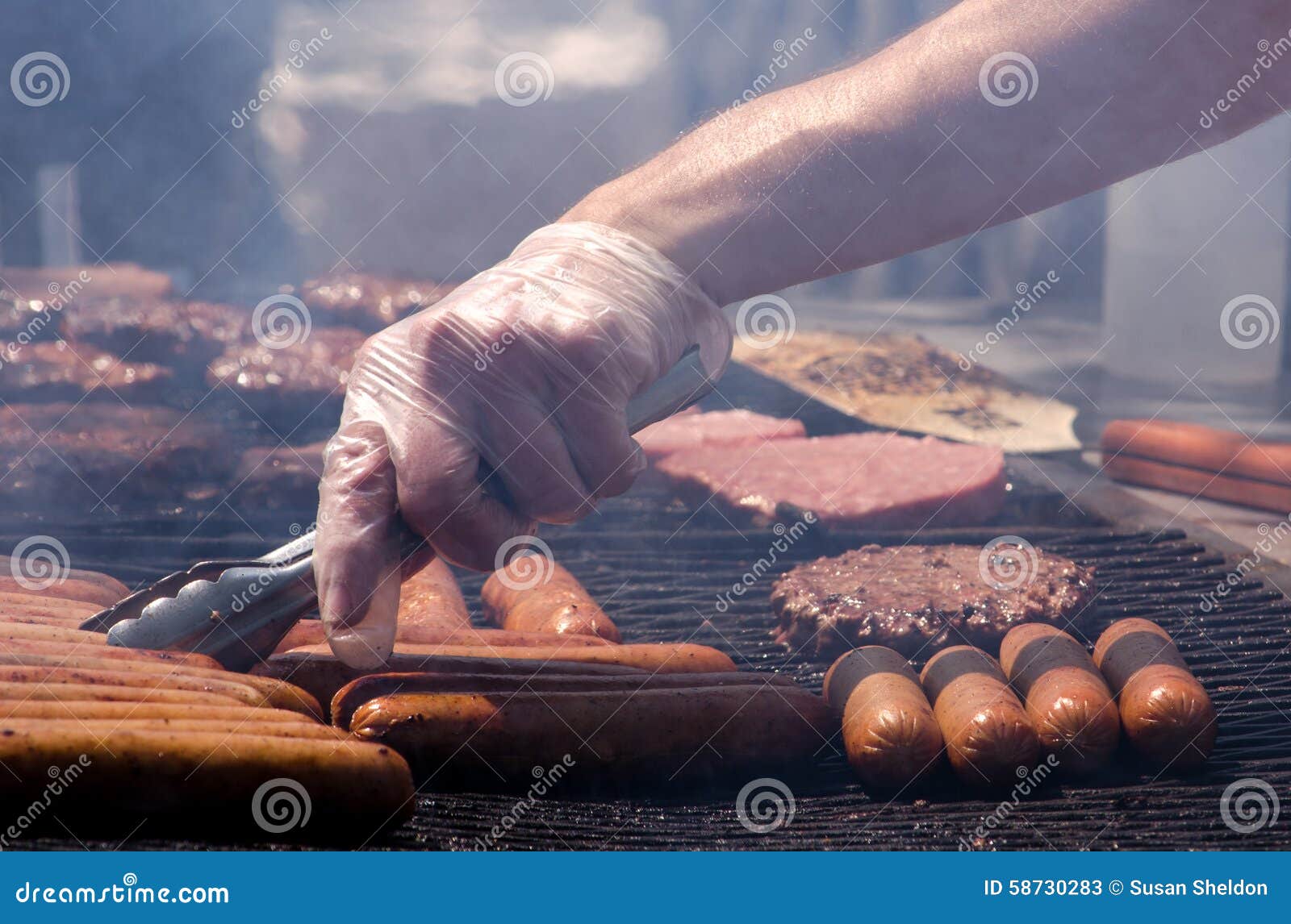 Sommar som grillar mat fotografering för bildbyråer. Bild av kokkonst ...