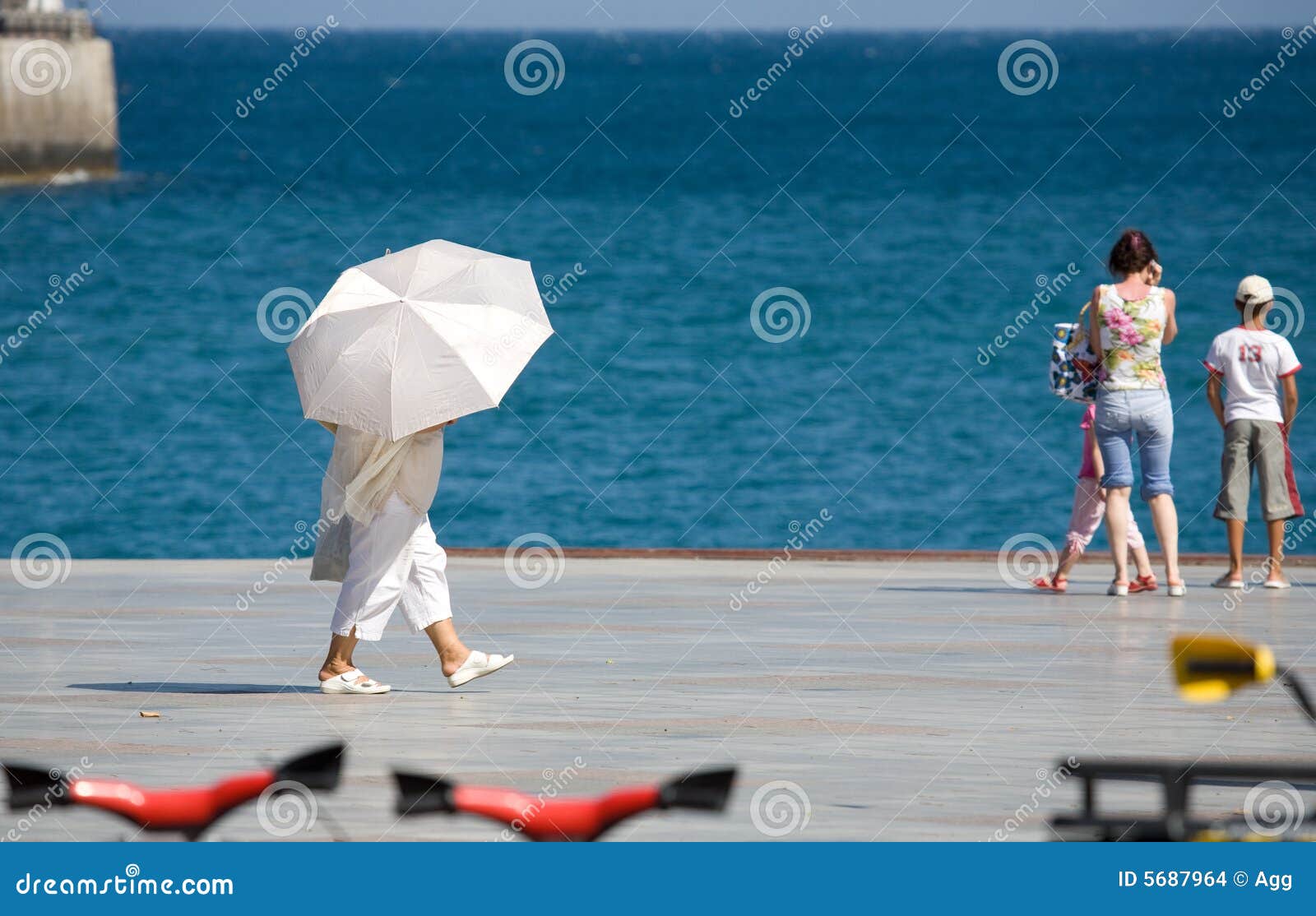 Sommarsemester arkivfoto. Bild av paraply, varmt, vitt - 5687964