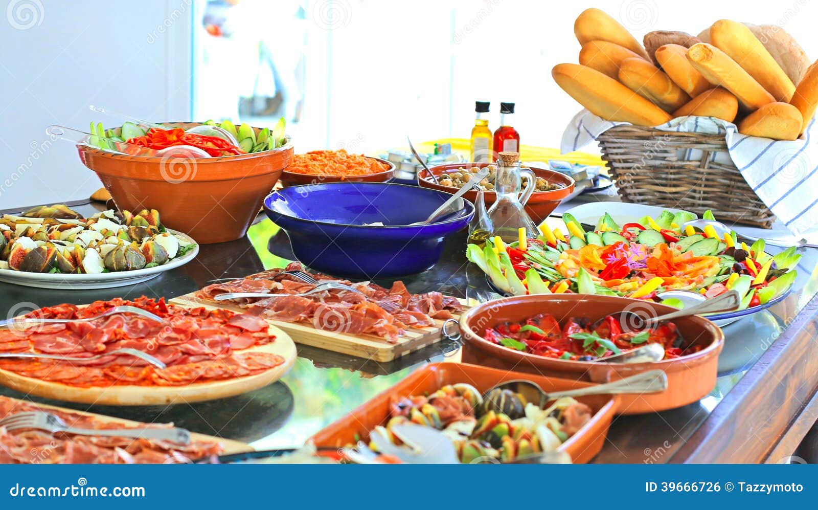 Sommerbuffet stockfoto. Bild von brot, büfett, korb, salat - 39666726