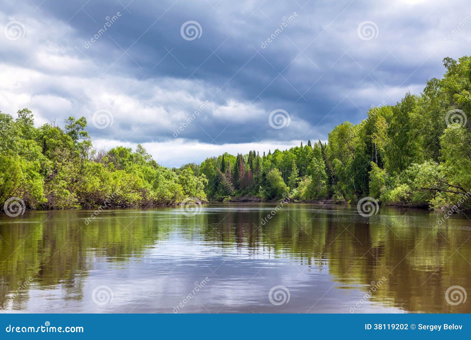 Sommerlandschaft Mit Fluss Und Wald an Einem Gewittertag Stockfoto ...