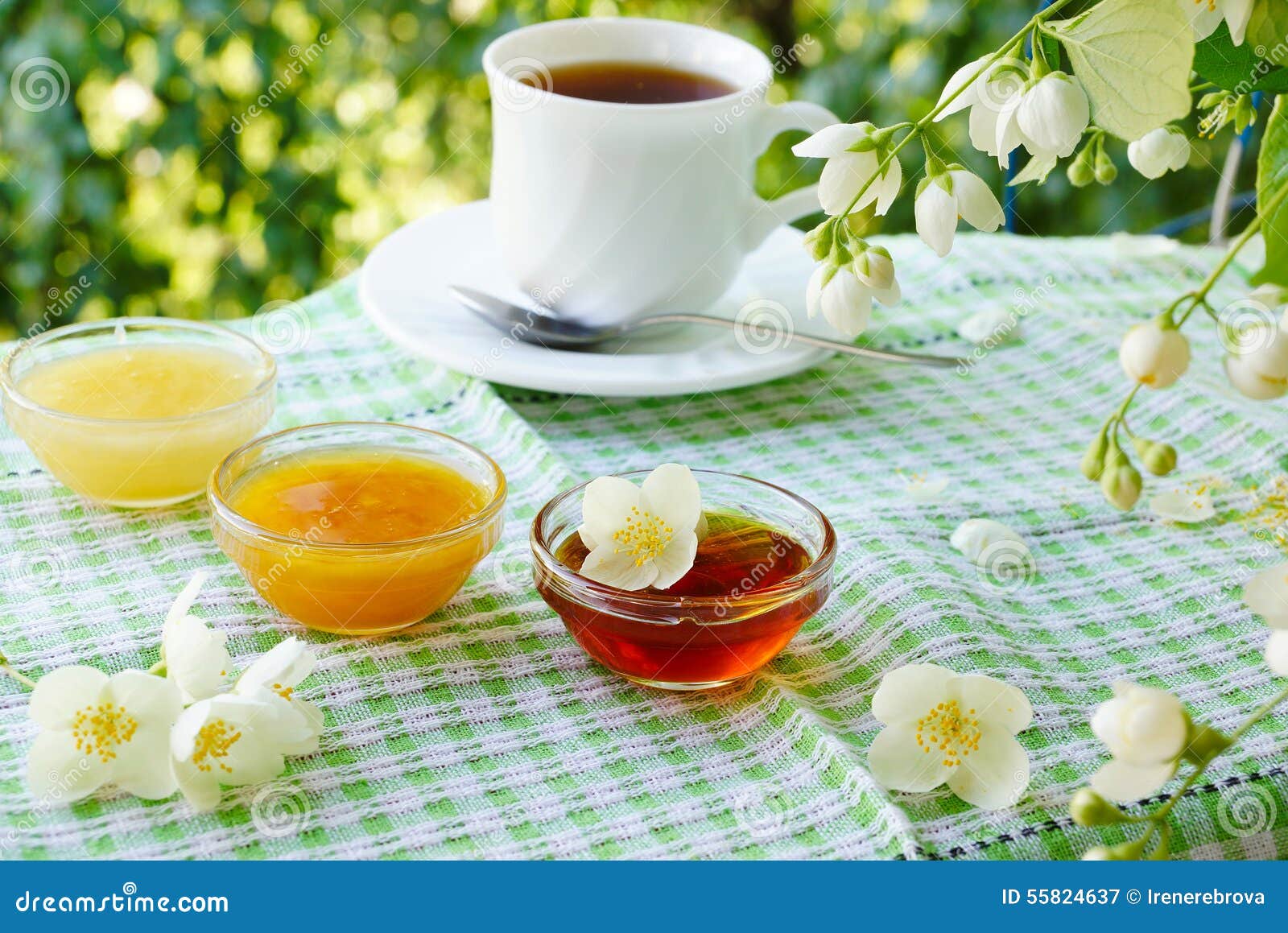Sommertee Mit Honig Unter Dem Jasminbusch Stockbild - Bild von honig ...
