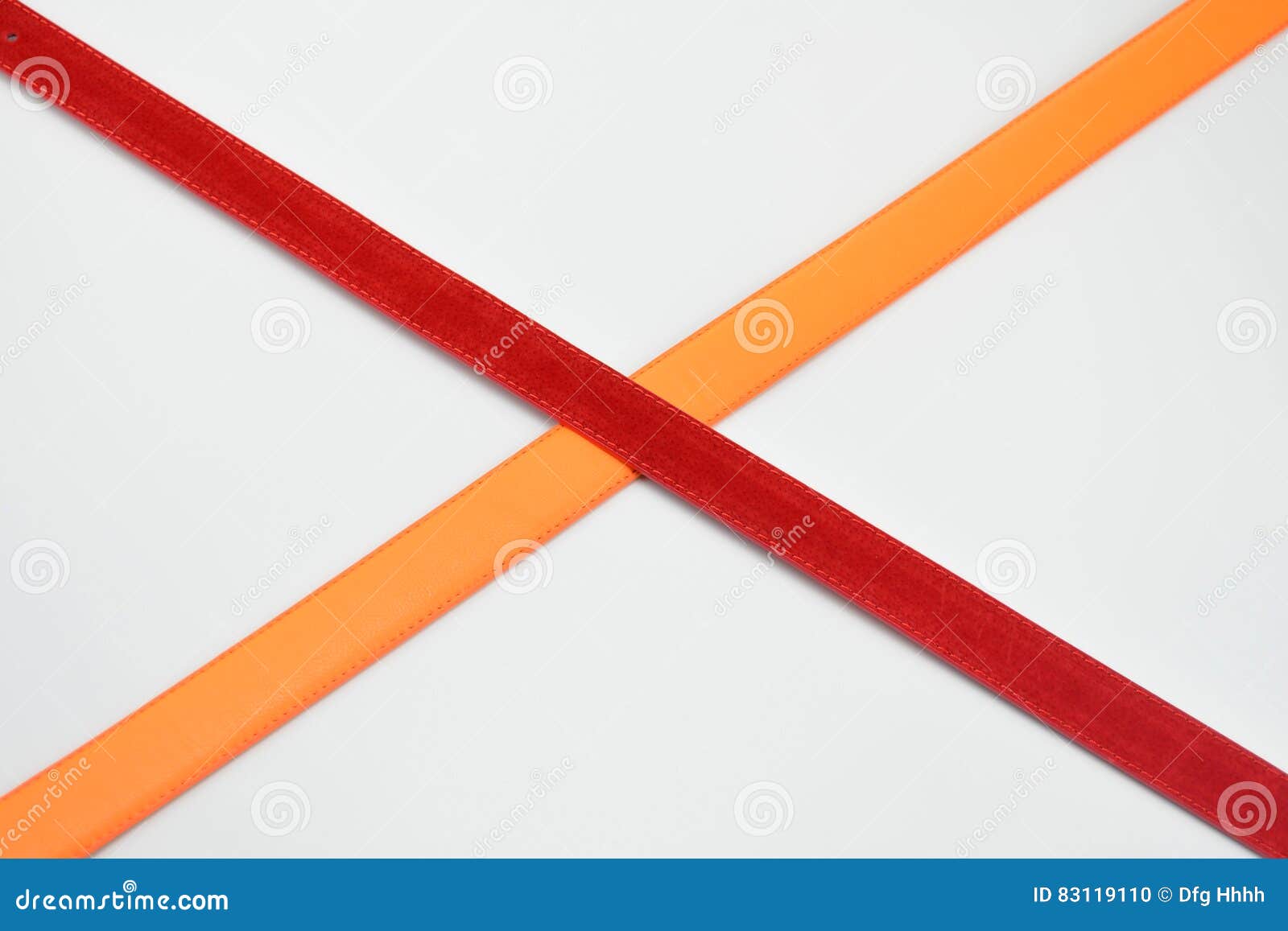Son dos rayas cruzadas foto de archivo. Imagen de aislado - 83119110