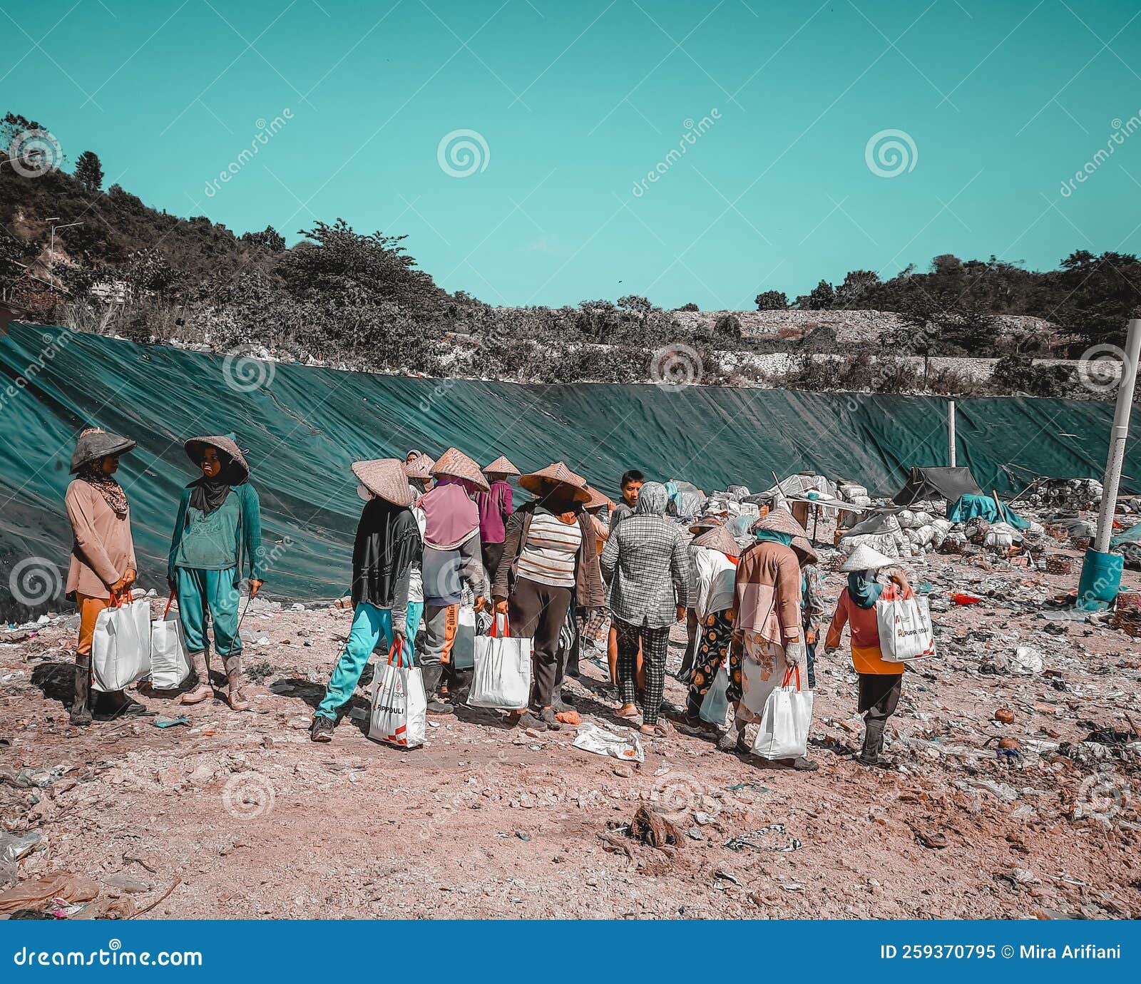 Son Mujeres Que Trabajan En Vertederos Imagen editorial - Imagen de ...