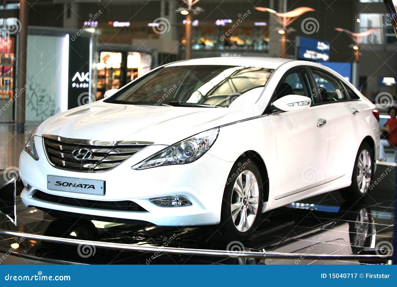 Sonata 2011 Hyundai fotografía editorial. Imagen de capucha - 15040717