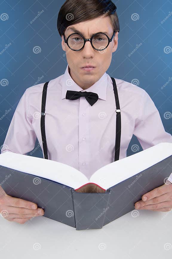 Sonderling mit Buch. stockbild. Bild von leute, augenbrauen - 33341701