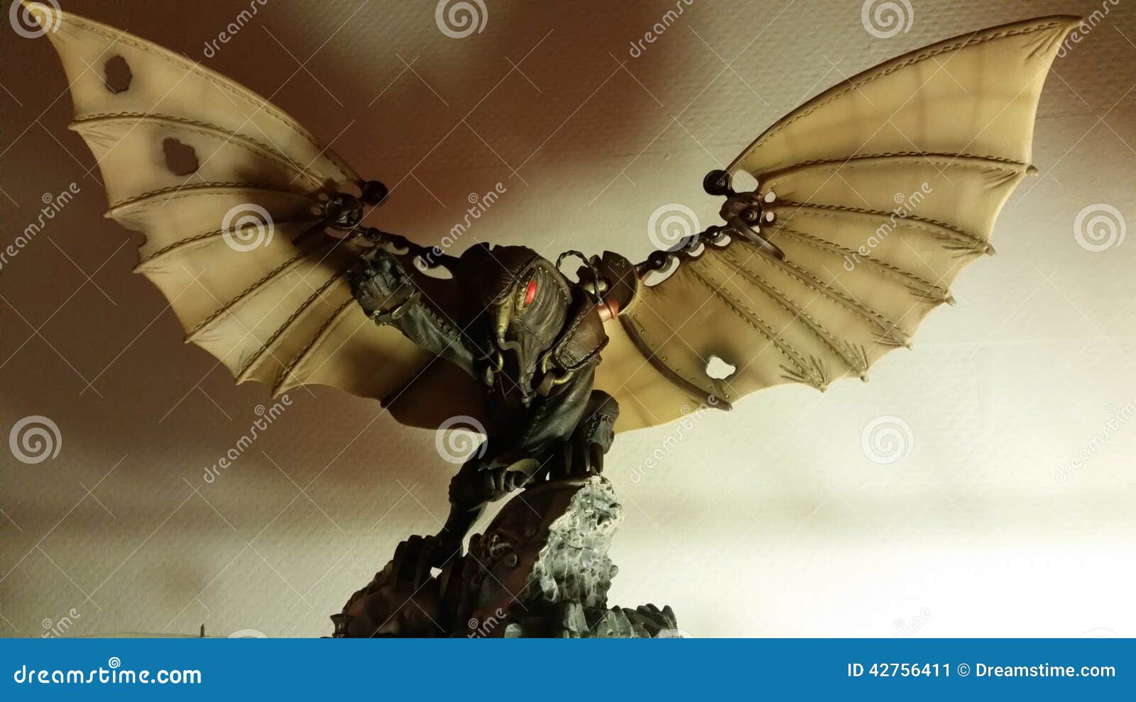 The Songbird editorial photo. Image of statue, infinite - 42756411