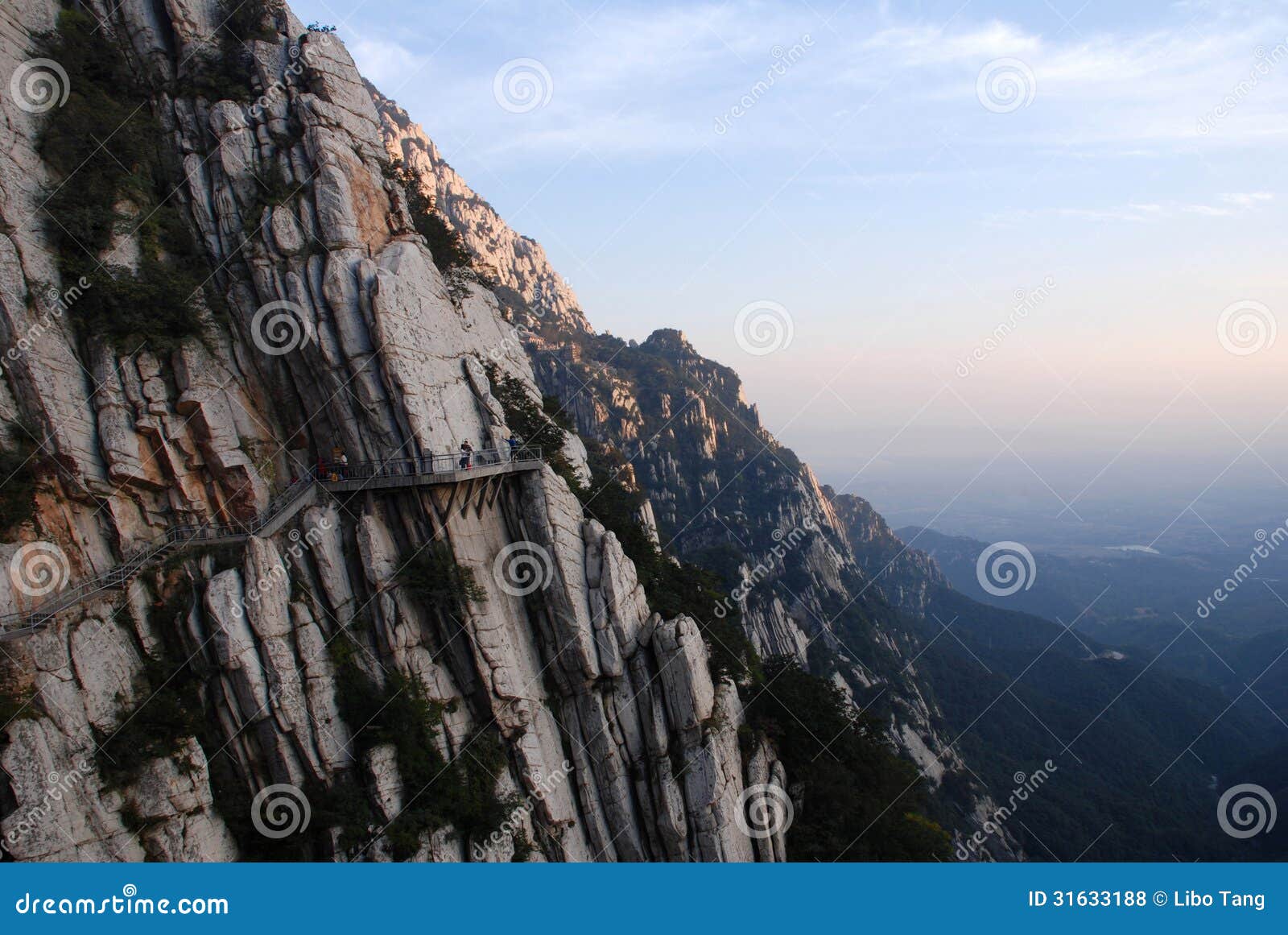 Songshan (el Monte Song) foto de archivo. Imagen de cielo - 31633188