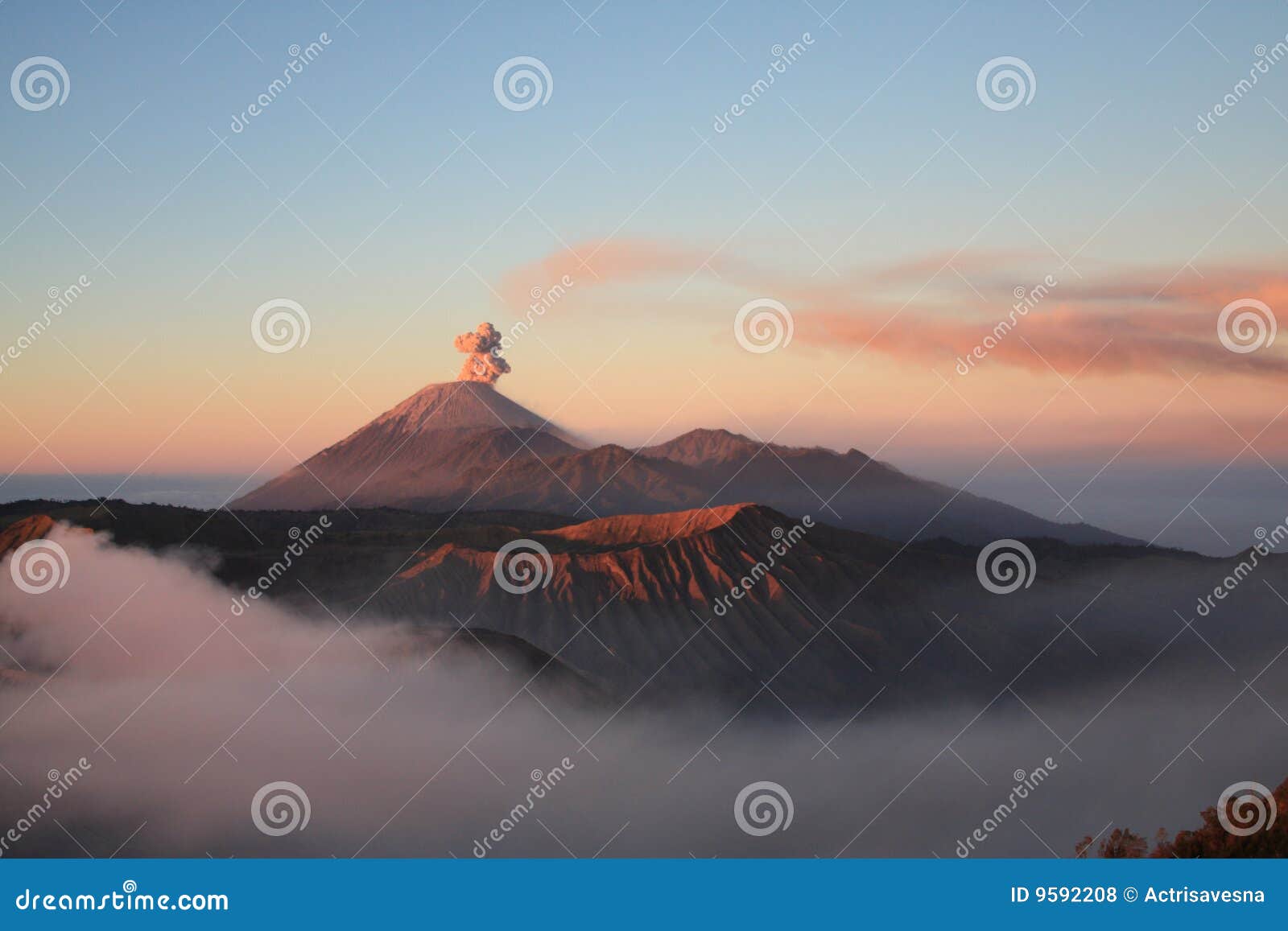 Sonnenaufgang am Semeru Vulkan Auf Java, Indonesien Stockfoto - Bild ...