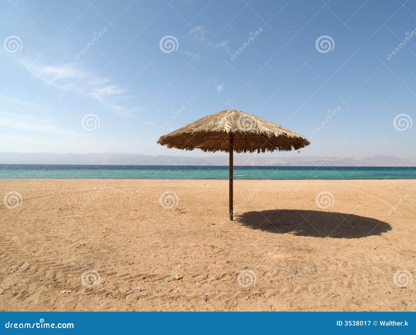 Sonnenschirm Auf Dem Jordanien-Strand Stockbild - Bild von einsam ...
