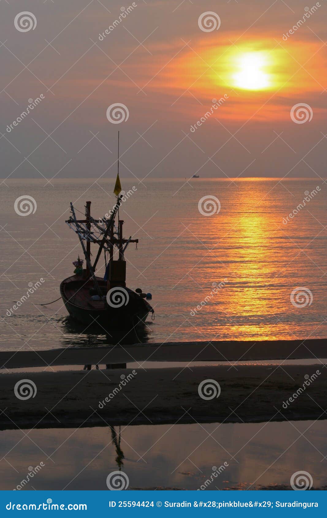 Sonnenuntergang Auf Dem Strand Mit Boot Stockfoto - Bild von ozean ...