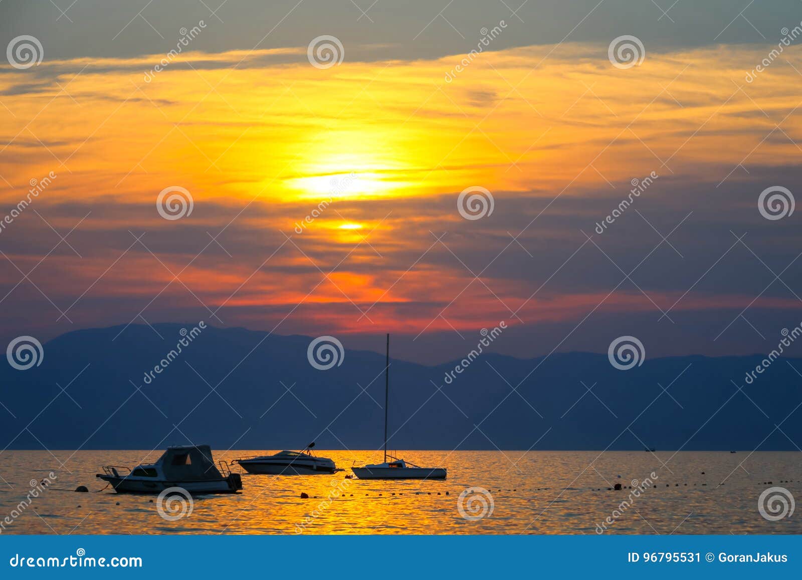 Sonnenuntergang Mit Booten in Meer Stockbild - Bild von befestigt ...
