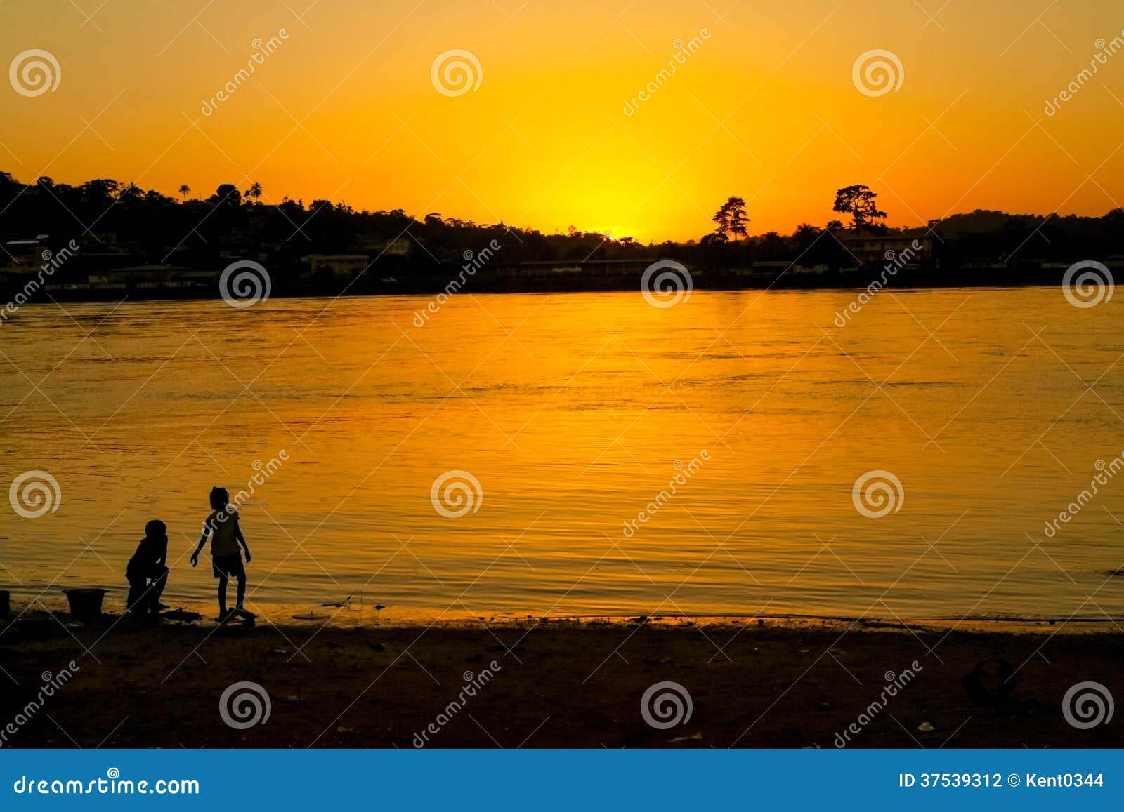 Sonnenuntergang in Ogowe-Fluss, Gabun Stockfoto - Bild von ...