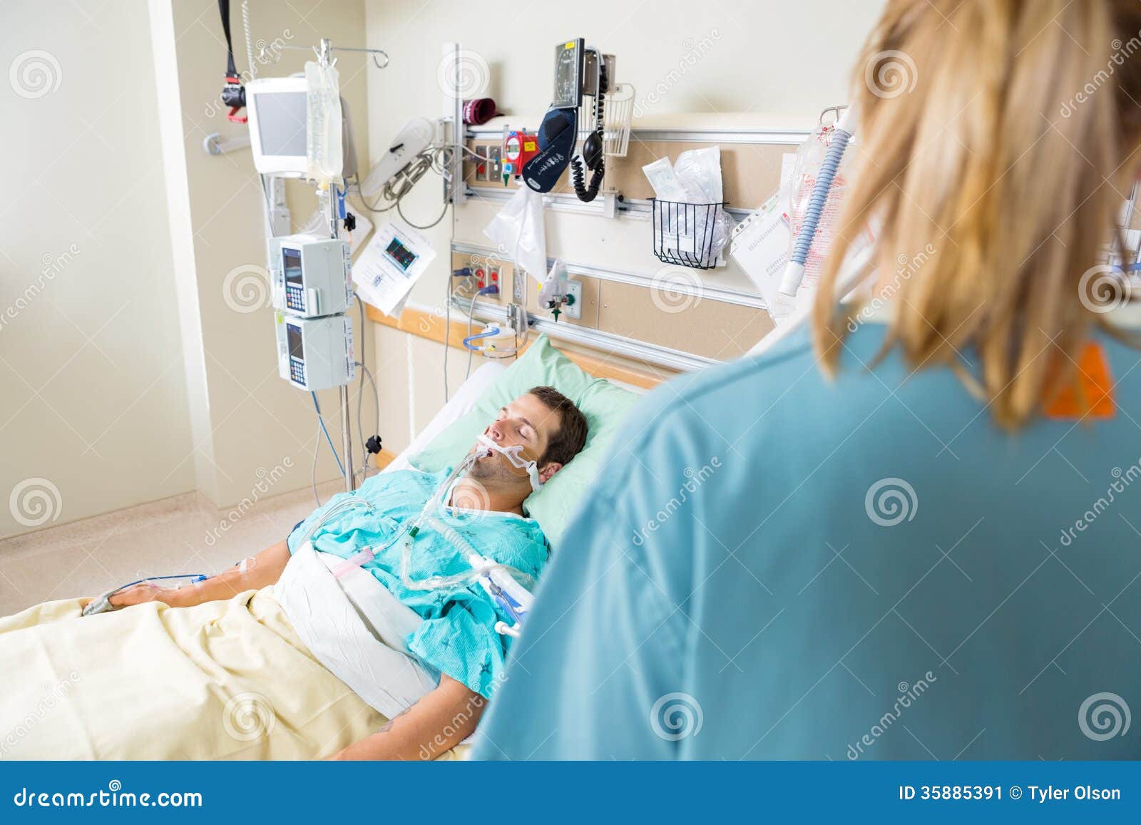 Sono Paciente Crítico No Hospital Imagem de Stock - Imagem de intensivo ...