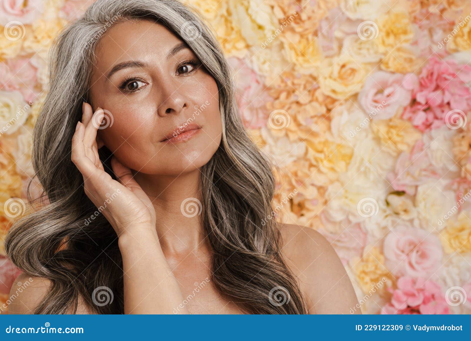 Sonriente Mujer Madura En Topless Posando Imagen De Archivo Imagen De Piel Retrato 229122309