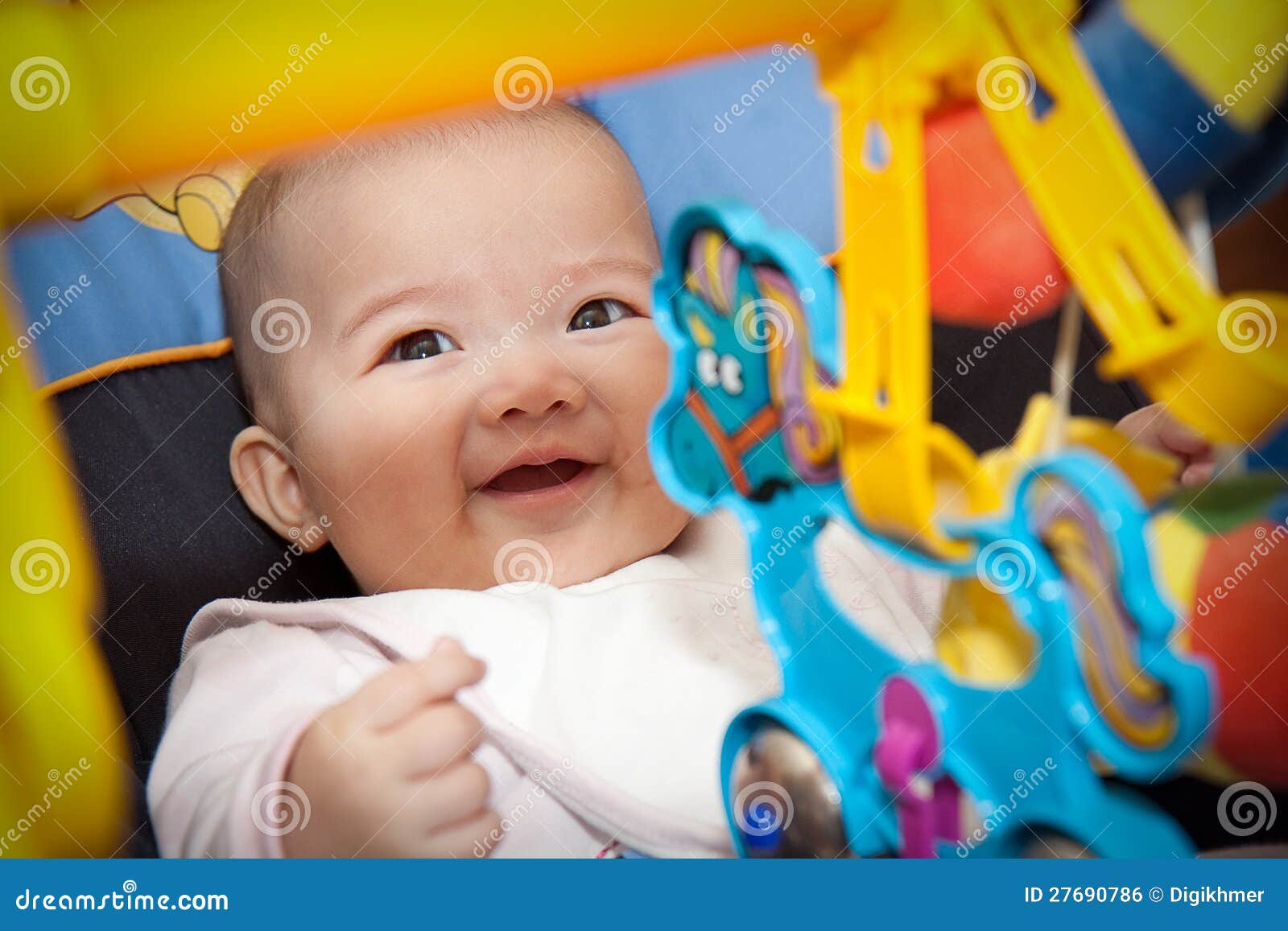 Sonrisa colorida inocente foto de archivo. Imagen de cabrito - 27690786