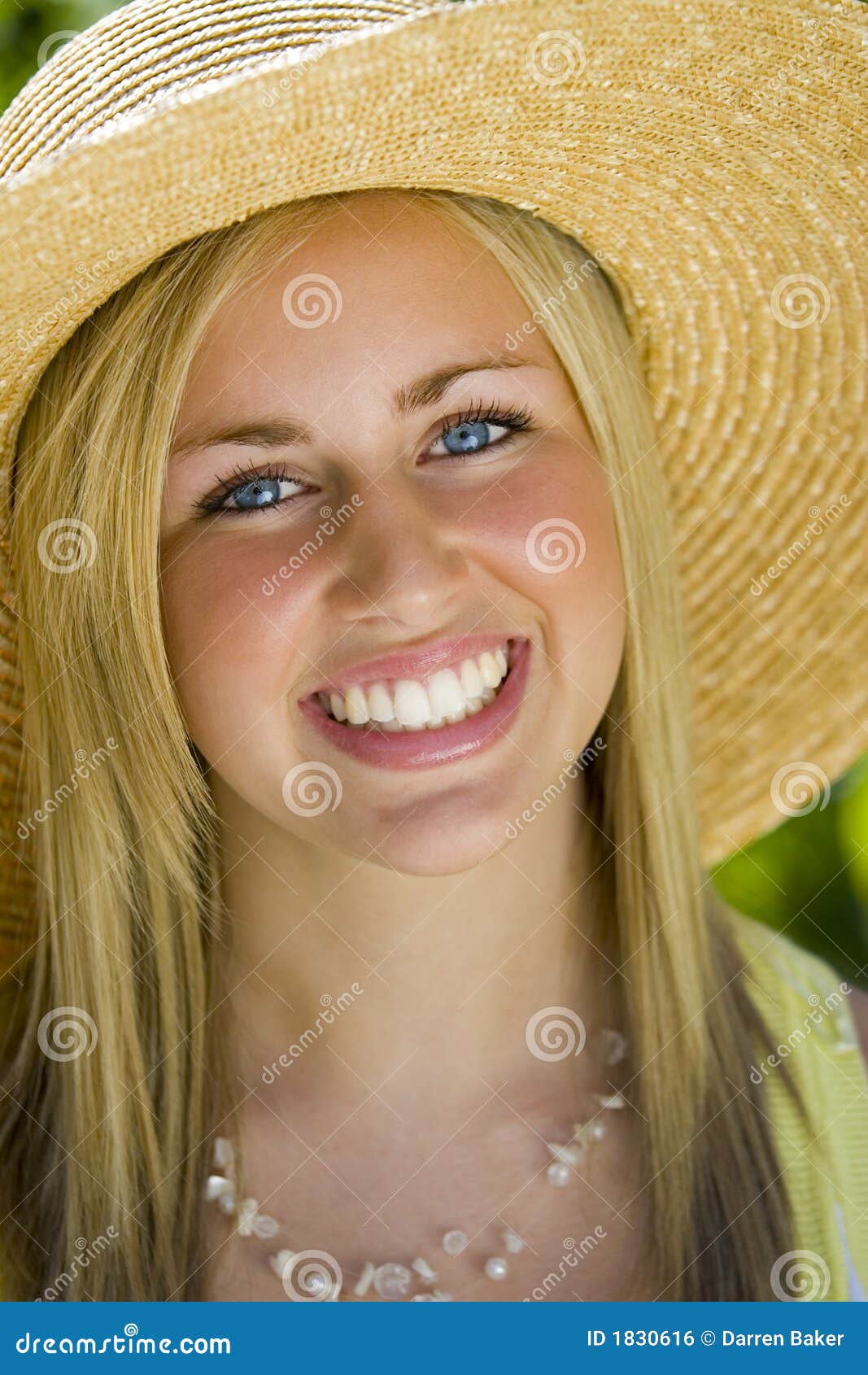 Sonrisa del verano foto de archivo. Imagen de dorado, atractivo - 1830616