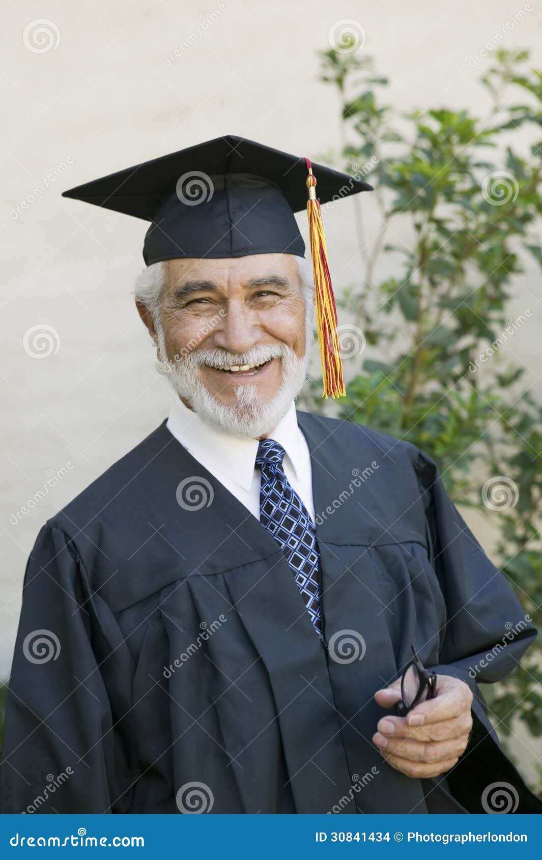 Sonrisa Graduada Del Mayor Afuera Foto de archivo - Imagen de decano ...