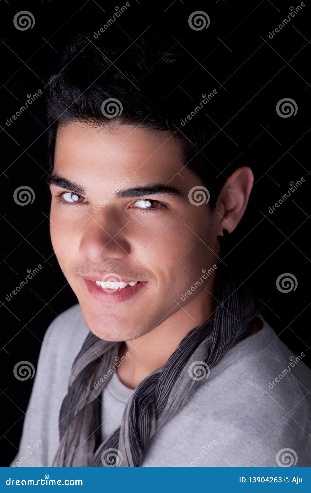 Sonrisa Hermosa Del Hombre Joven Imagen de archivo - Imagen de relajado ... Sonrisa Hermosa Del Hombre Joven Imagen de archivo - Imagen de relajado ...