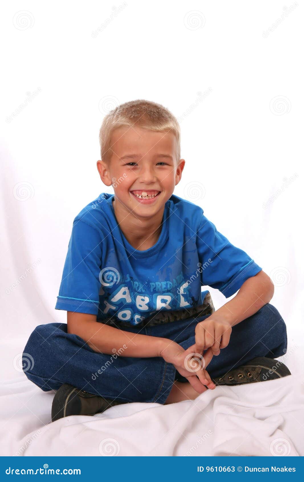 Sonrisa joven del chaval imagen de archivo. Imagen de escolar - 9610663