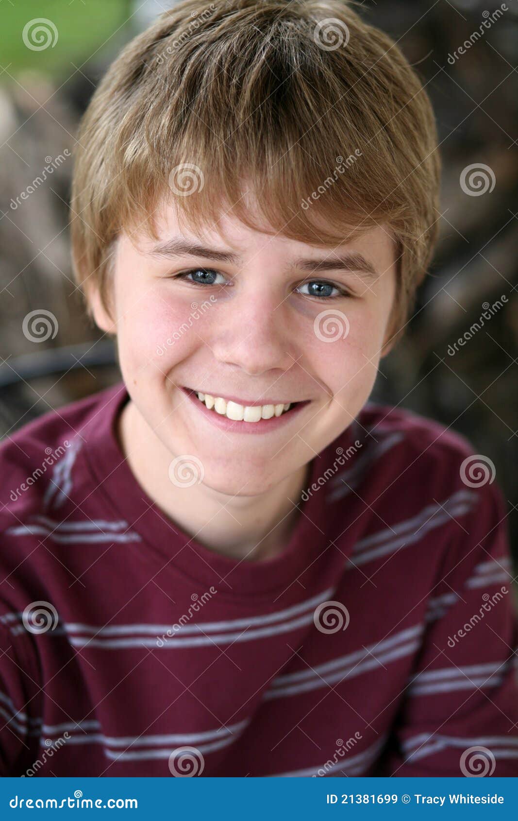 Sonrisa Linda Del Muchacho Del Preadolescente Imagen de archivo ...