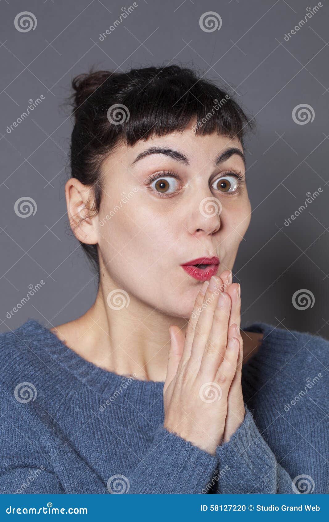 Sonrisa Morena Pasmada Con Timidez Foto de archivo - Imagen de ...