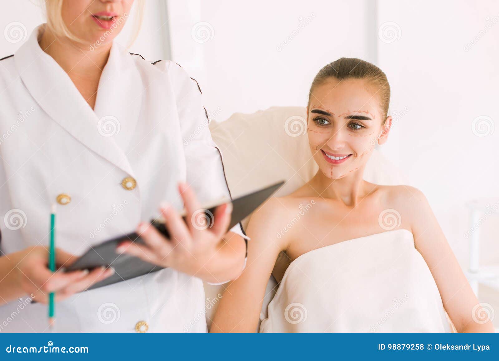 Sonrisa Paciente De La Mujer En El Doctor Foto de archivo - Imagen de ...