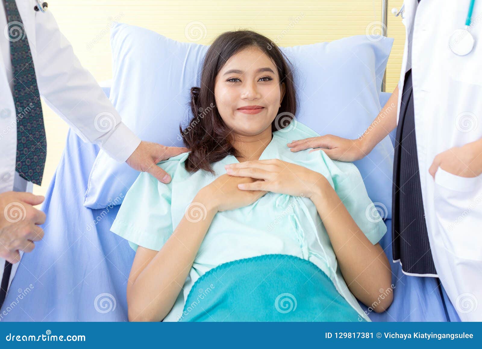 Sonrisa paciente en cama imagen de archivo. Imagen de relajado - 129817381