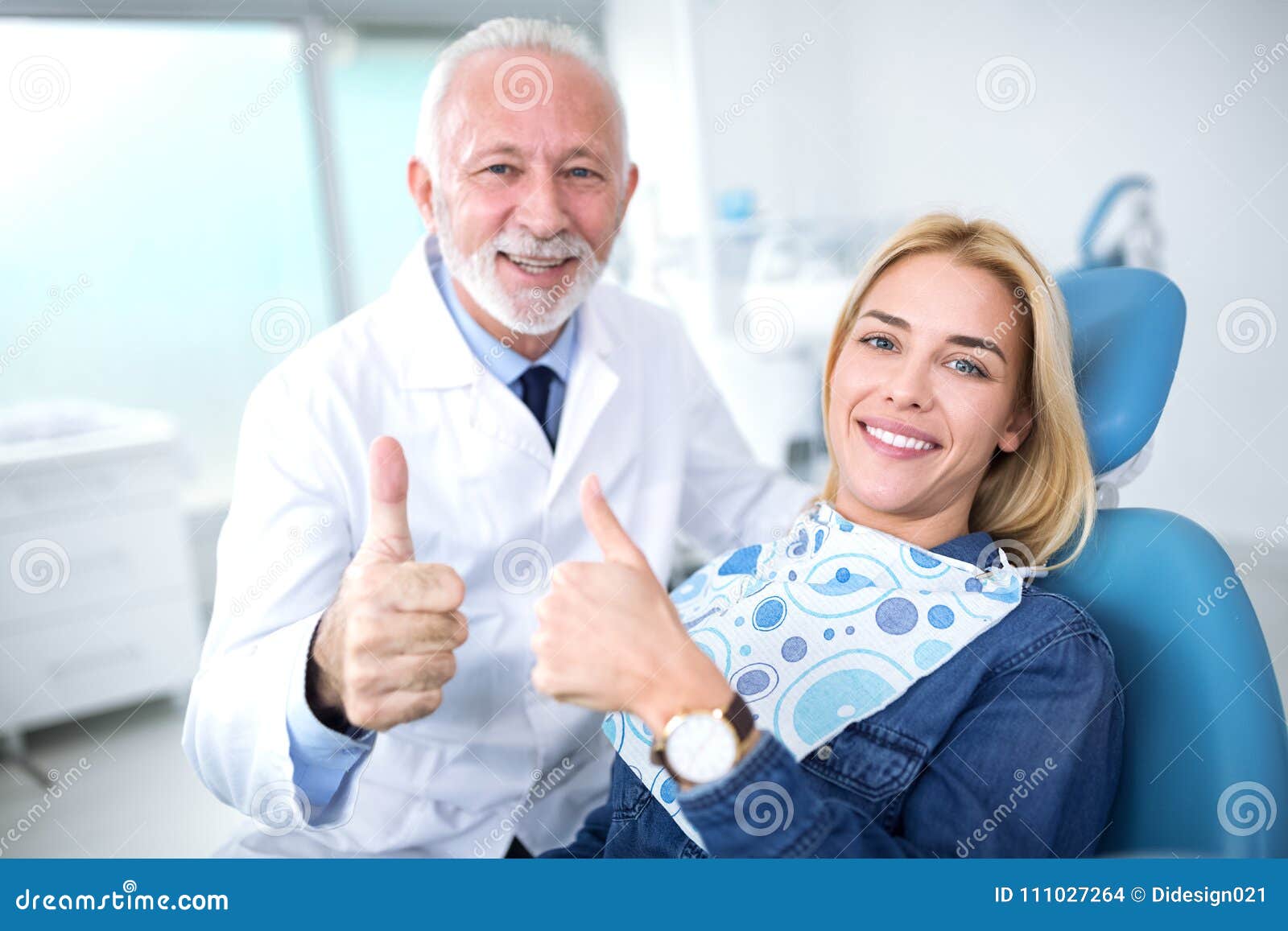 Sonrisa Y Dentista Experimentado Satisfecho Y Afte Paciente Joven Foto ...