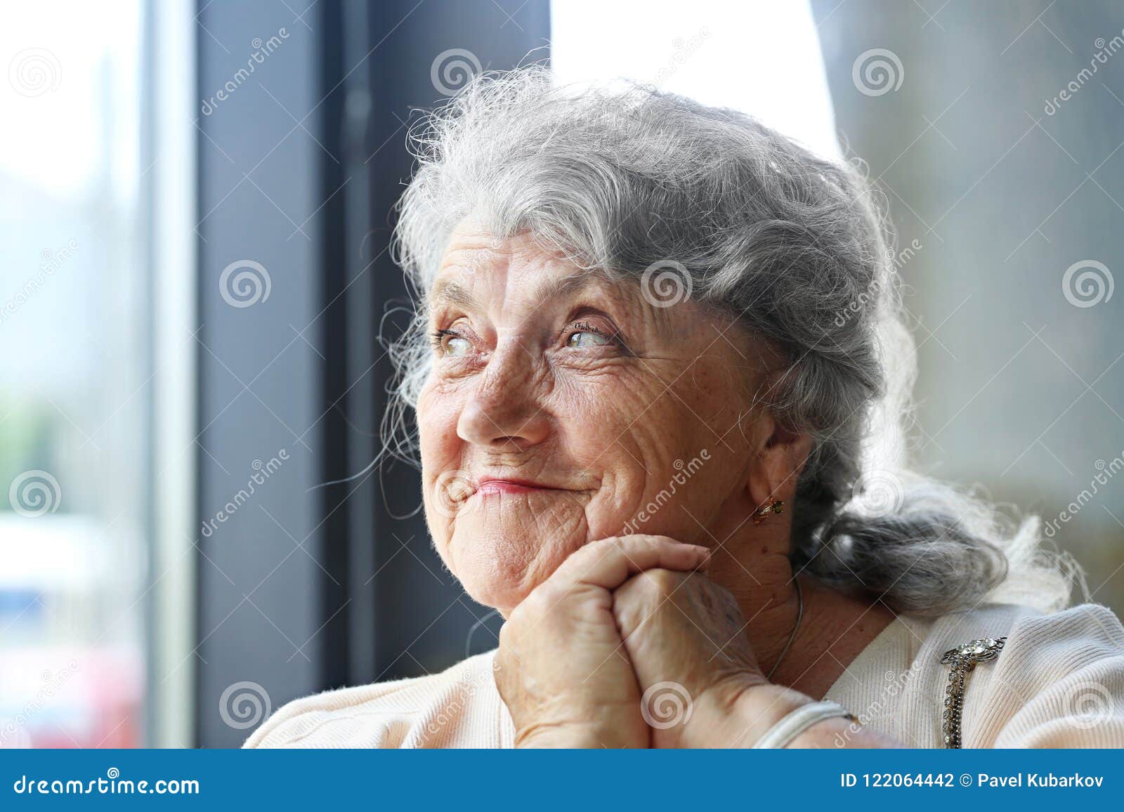 Sonrisa Y Mirada De La Cara De La Abuela Foto de archivo - Imagen de ...