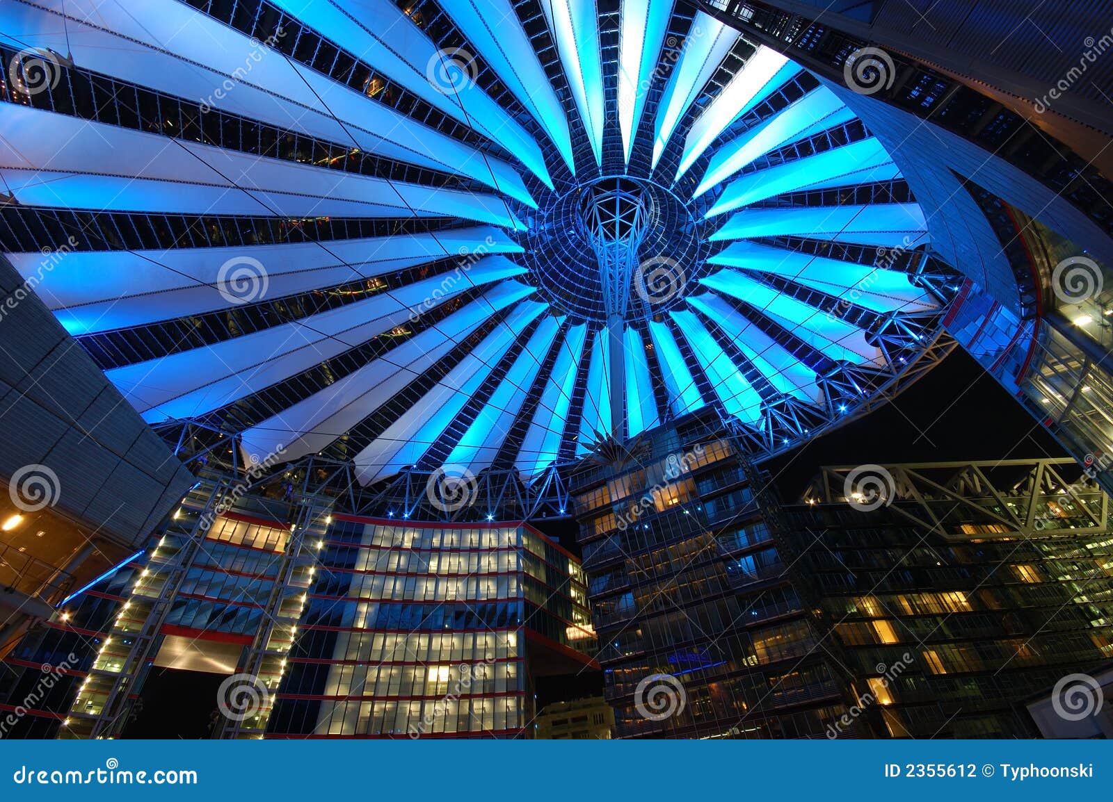 Sony-centrum in Berlijn stock foto. Image of nacht, architectuur - 2355612