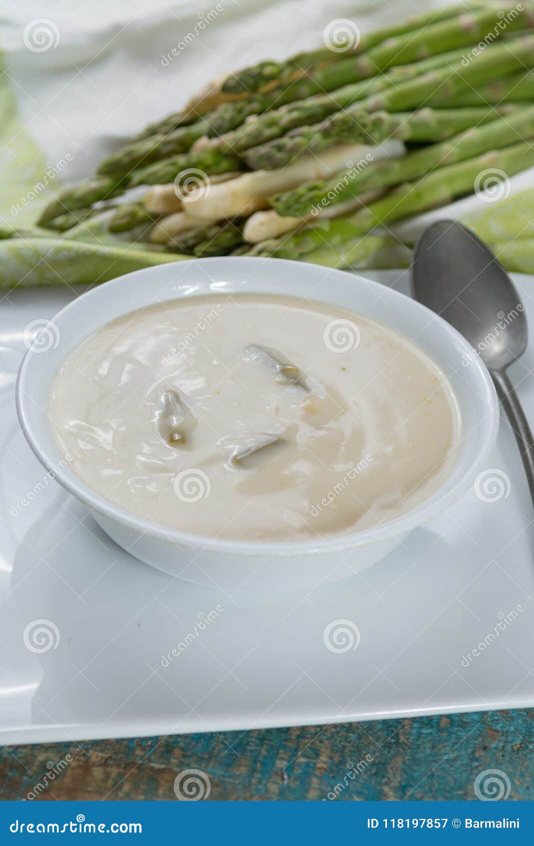 Sopa Caseiro Fresca Sazonal Do Aspargo Feita Do Branco E Do Verde ...