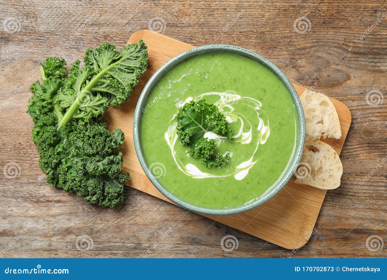 Sopa De Couve Torrada Servida Sobre Mesa De Madeira Imagem de Stock ...