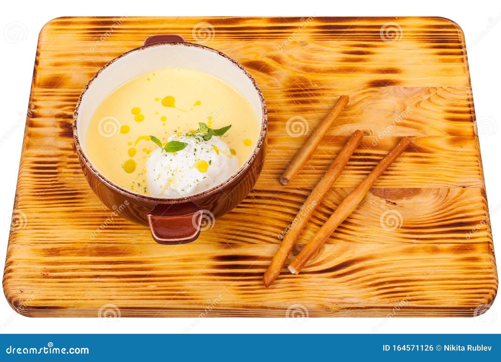 Sopa De Crema Caliente En Tablero De Madera Aislada Foto de archivo ...