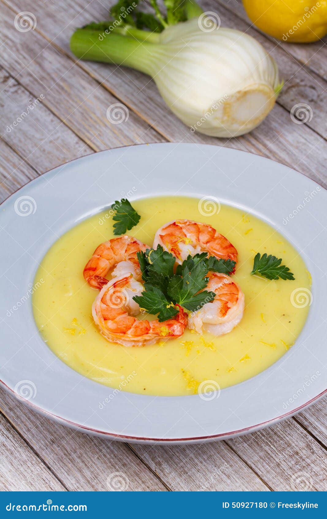 Sopa De Creme Da Erva-doce E Da Batata Com Camarão Foto de Stock ...
