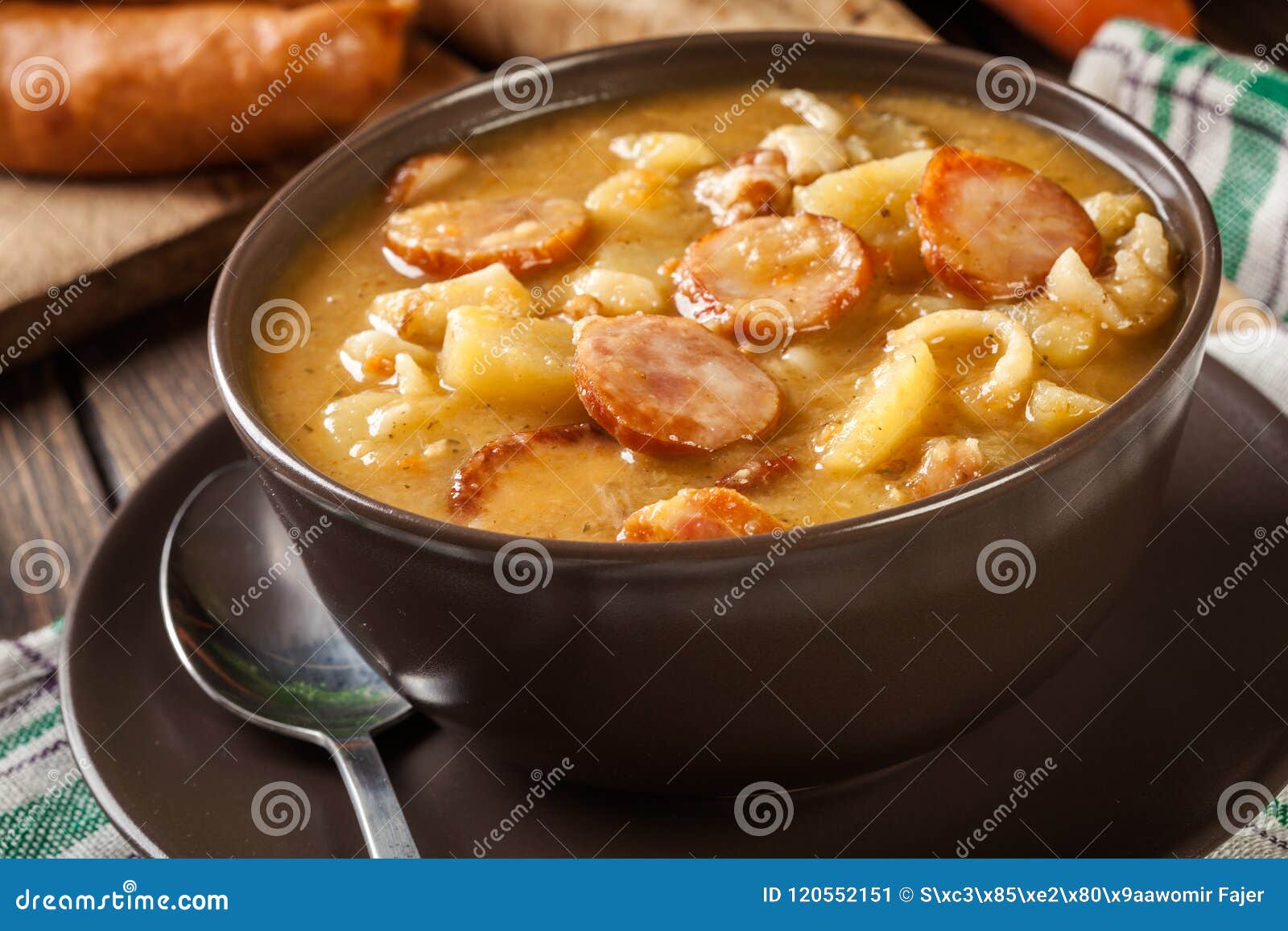 Sopa De Ervilha Polonesa Com Salsicha, Bacon E Batatas Imagem de Stock ...