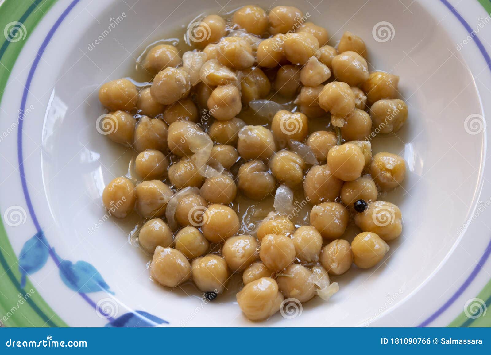 Sopa De Garbanzos En Un Plato Blanco Foto de archivo - Imagen de ...