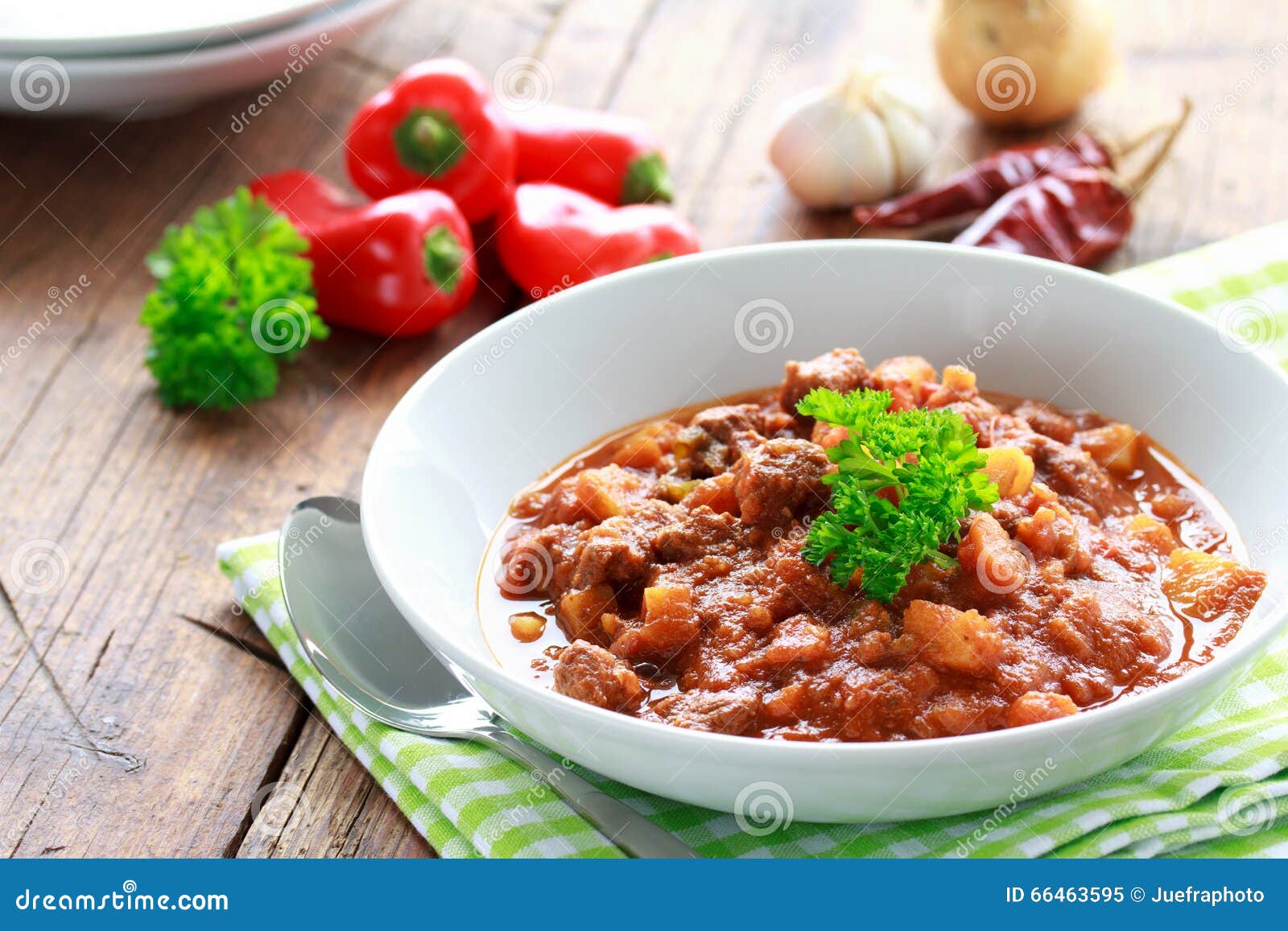 Sopa de goulash imagem de stock. Imagem de batatas, bacia - 66463595