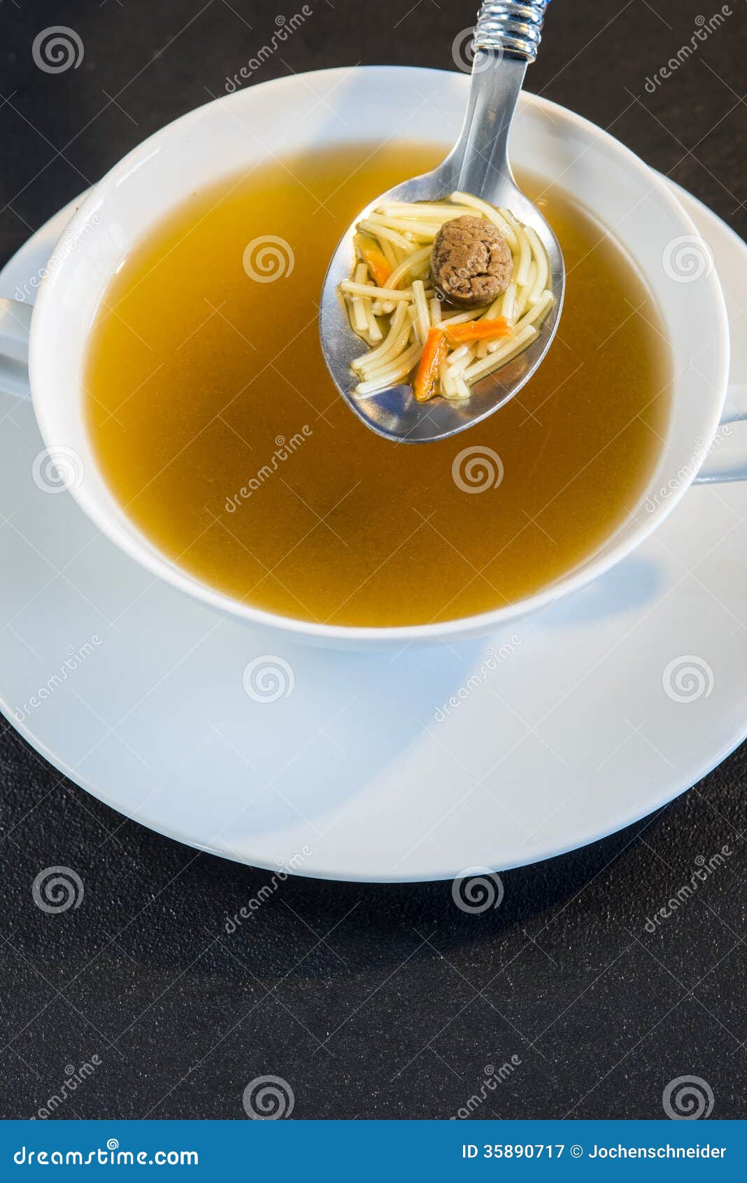Sopa De La Mollera Con Las Bolas De La Carne De Vaca Imagen de archivo ...